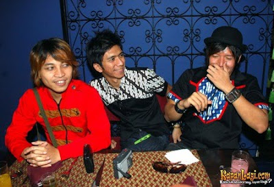 alll member: Batik Bawa J-Rocks ke Abbey Road Studio